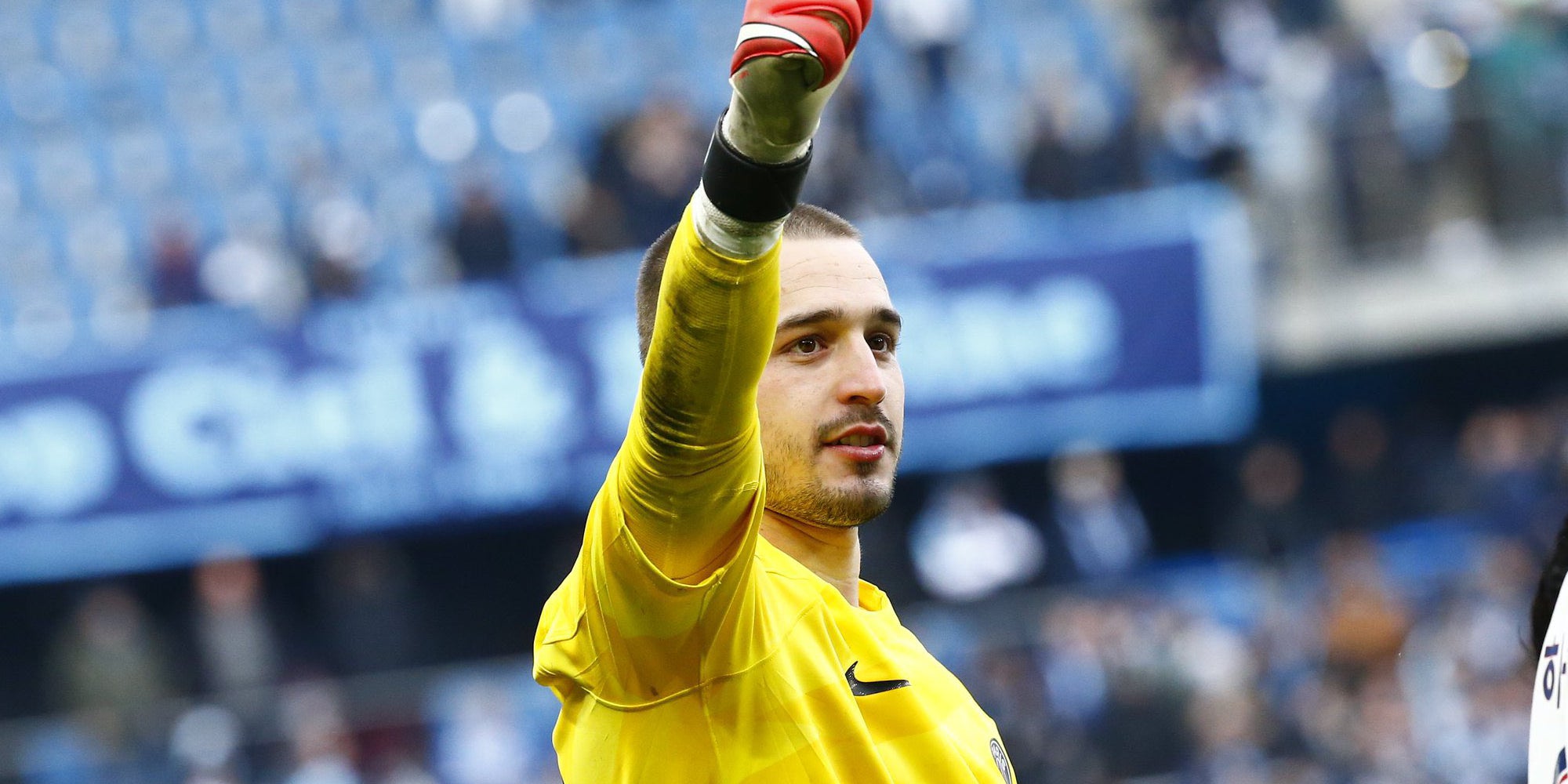 Gran debut d'Arnau Tenas amb el PSG