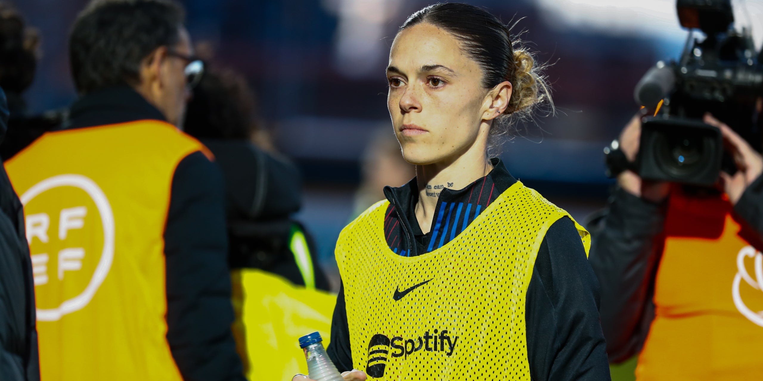 Mapi León nega els tocaments a Daniela Caracas en el derbi