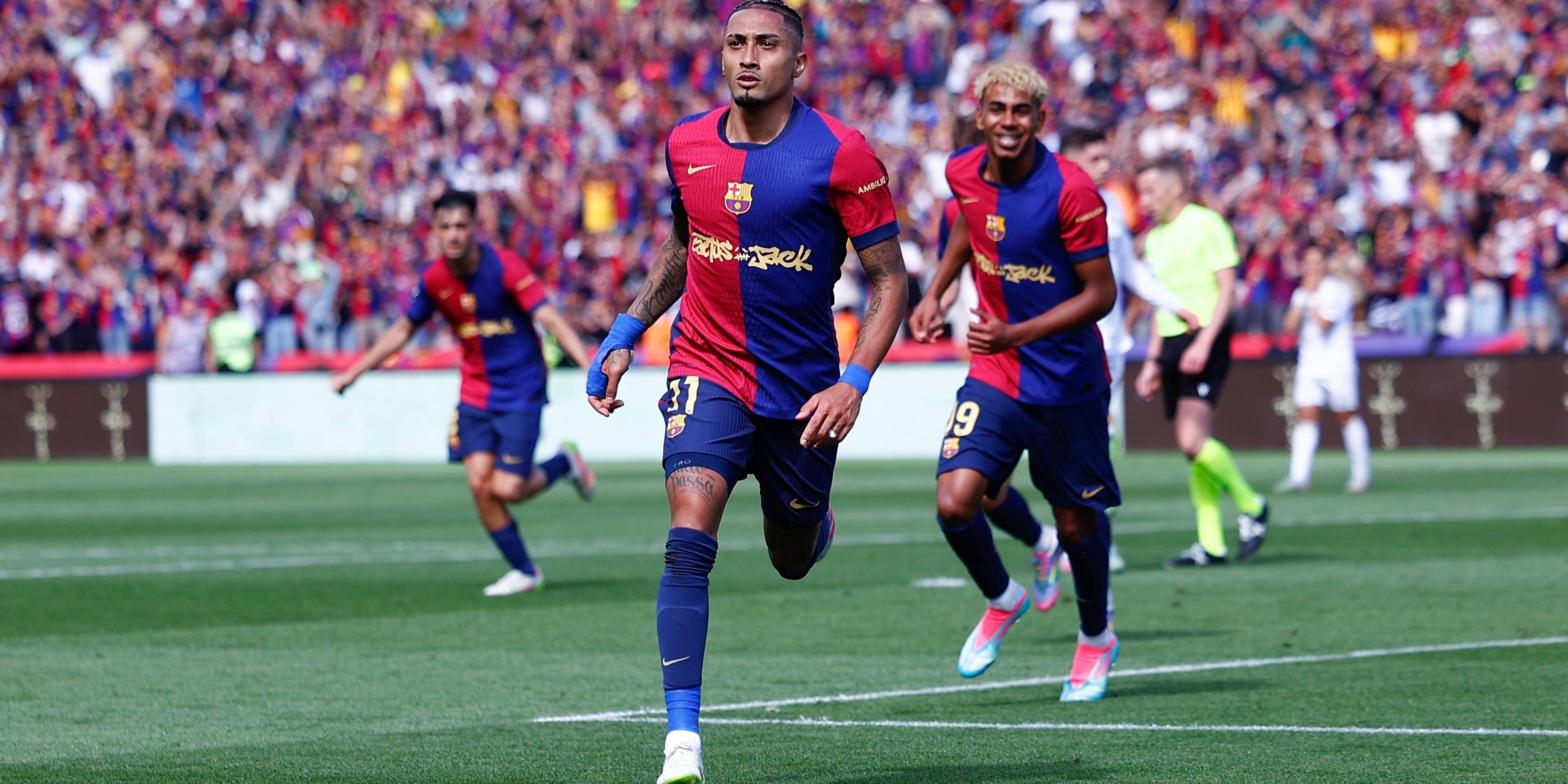 El Barça sentencia la Liga en un clásico marcado por el robo arbitral (4-3)